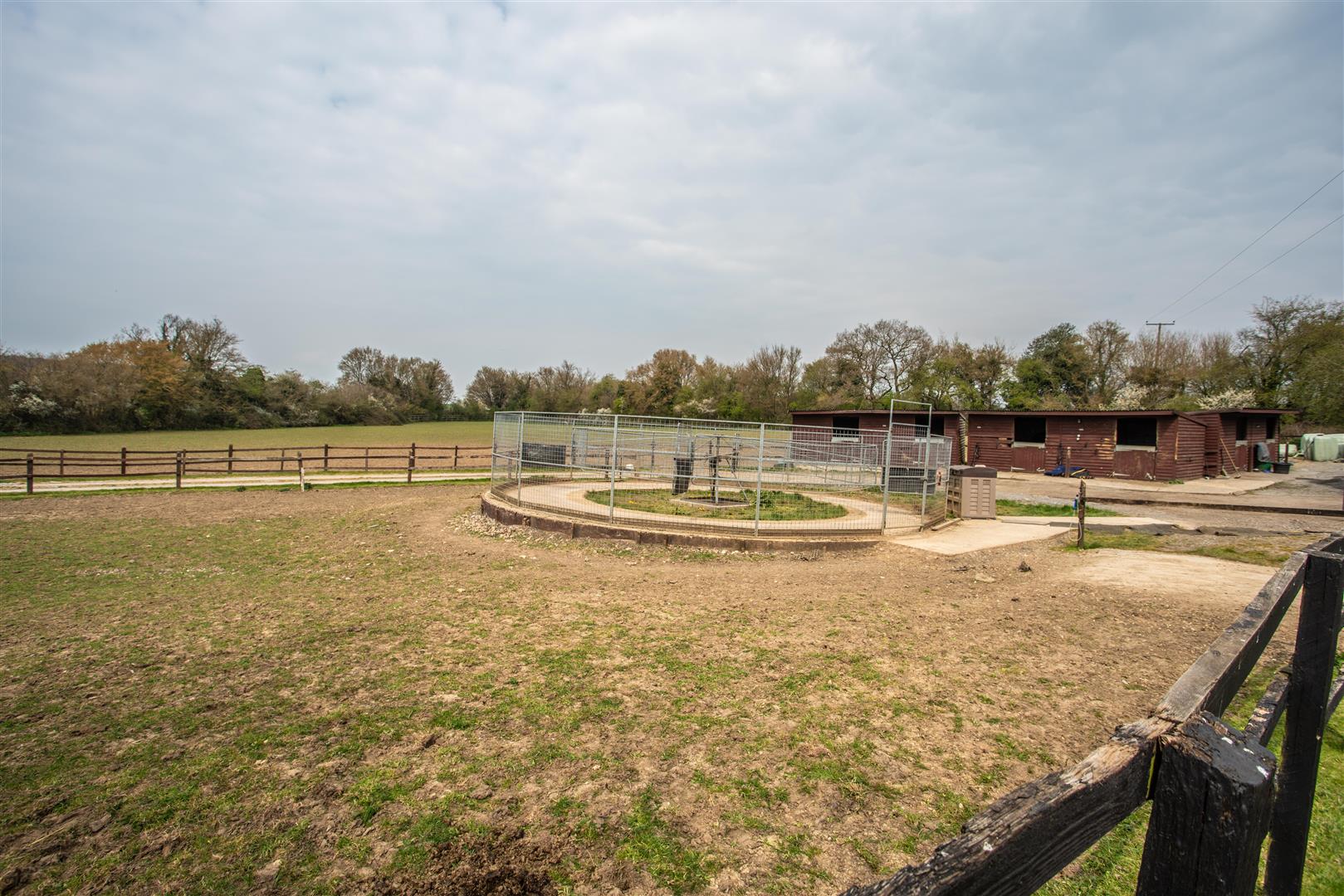 Keeper Cottage, Nr Great Munden - Prestige & Village